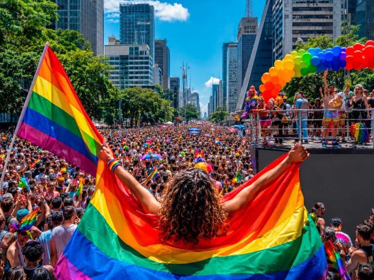 30ª Parada LGBT+ de São Paulo promete ocupar a Avenida Paulista com ato ...